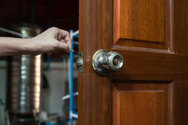 Come ripararare una porta che non chiude bene | Casa di Stile